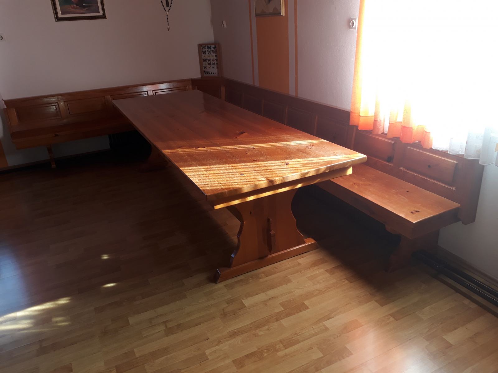 Masivna borova miza
