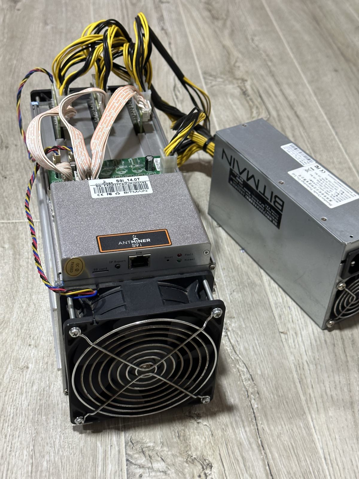 Bitmain Antminer S9 z Bitmain napajalnikom