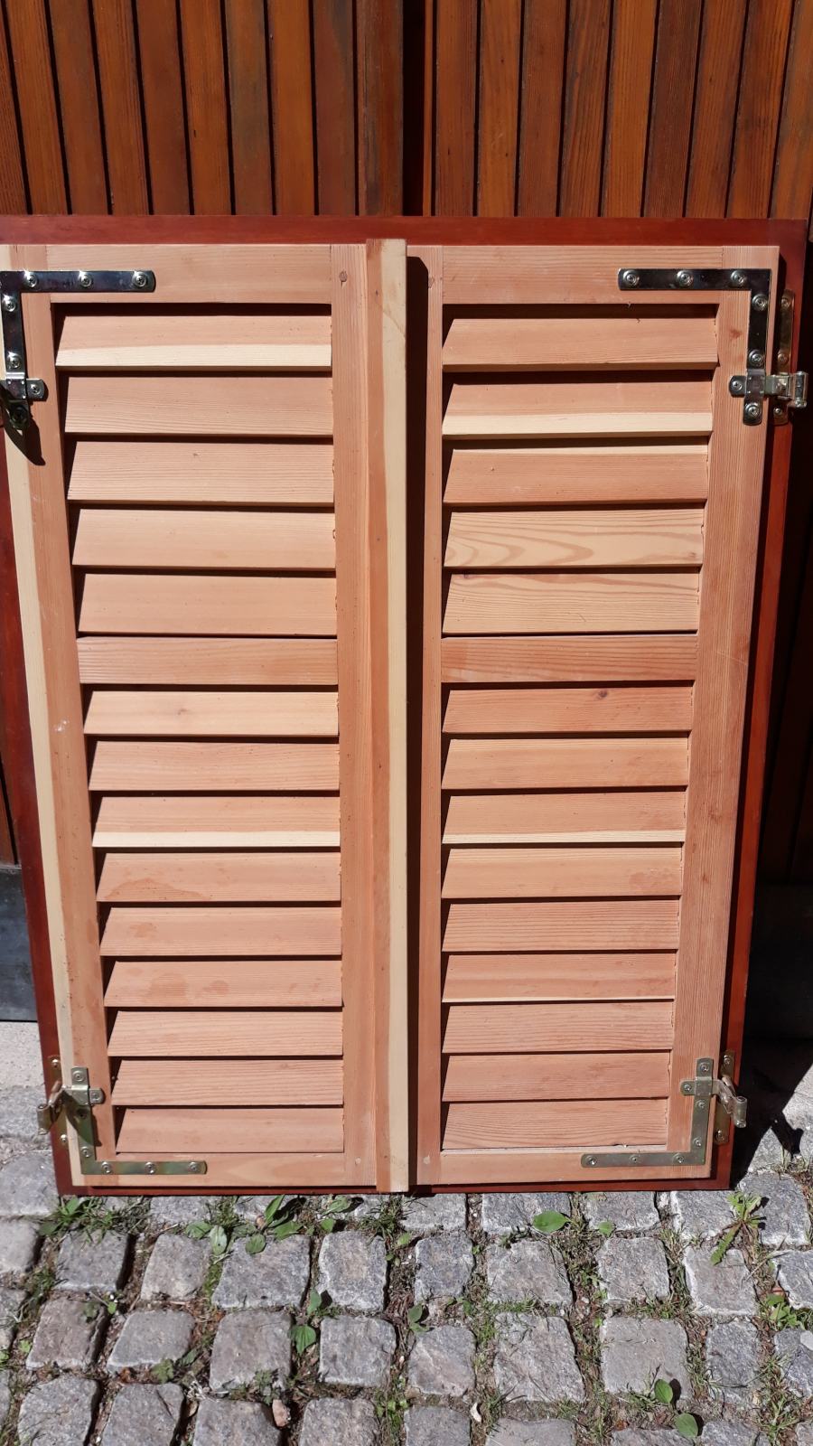 Dve macesnovi okenski polkni s pripadajočim okvirom in okovjem nova