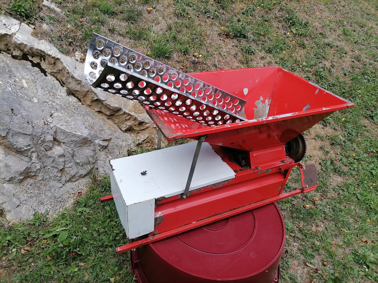 mlin za grozdje, pecljalnik