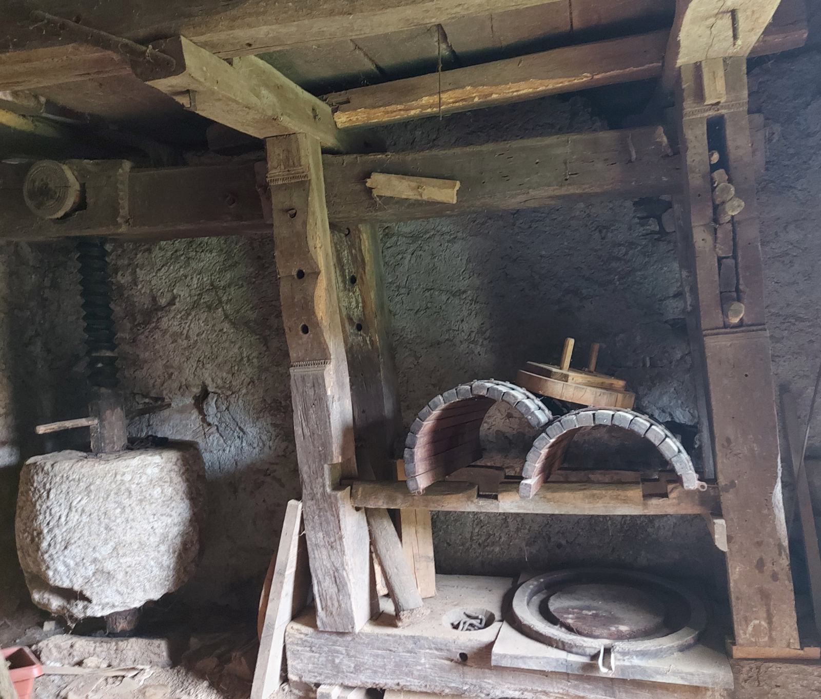 Prodaja se več stvari preša na kamen,mlin, skrinje, stroj za molzenje