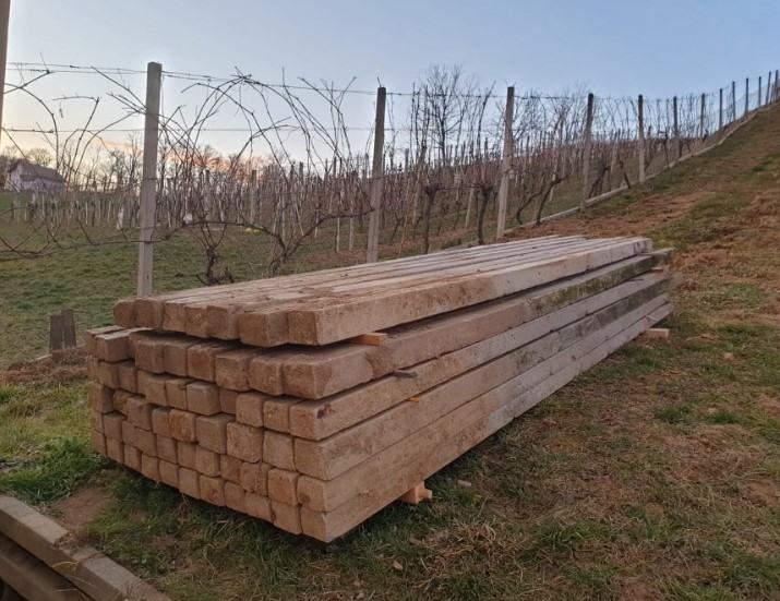STEBRI BETONSKI VINOGRADNIŠKI - PODARIMO