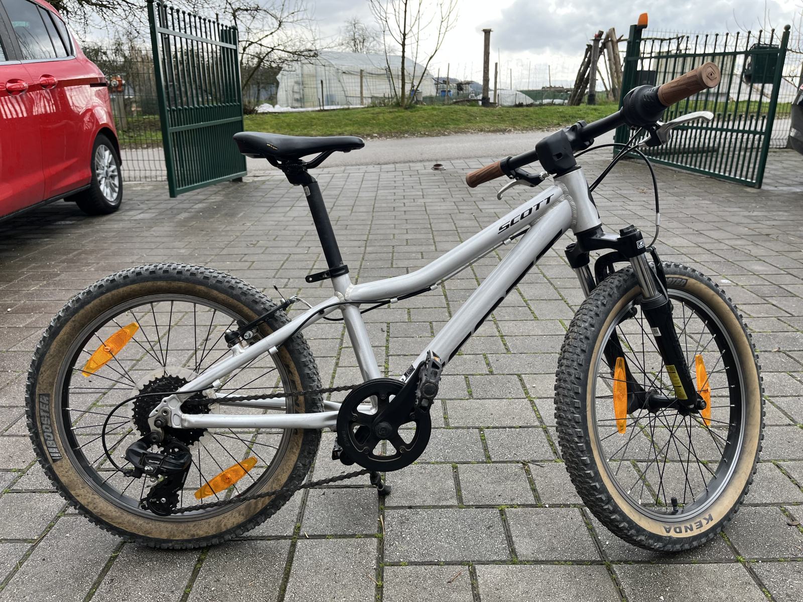 Otrosko kolo Scott Scale, srebrno, 20 col