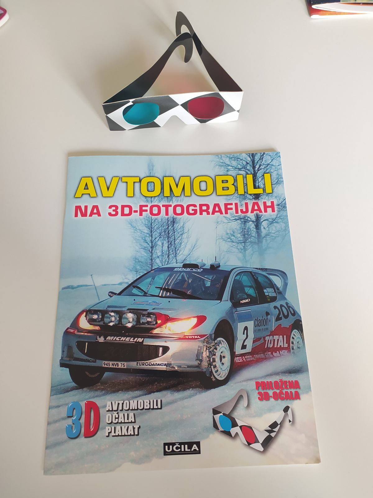 otroška KNJIGA AVTOMOBILI NA 3D FOTOGRAFIJAH