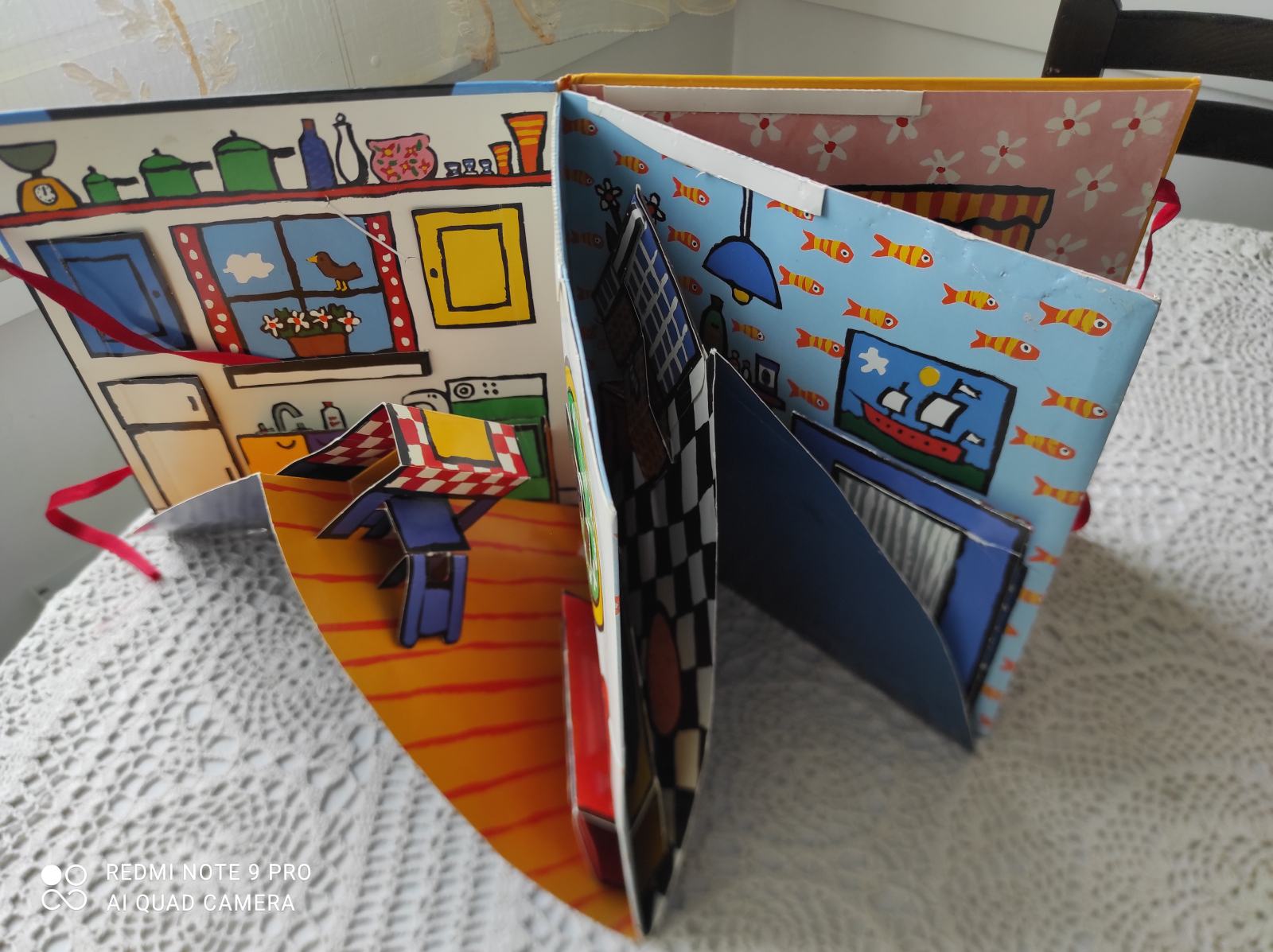 Postavljanka in igralna knjiga Minkina hiša, Lucy Cousins