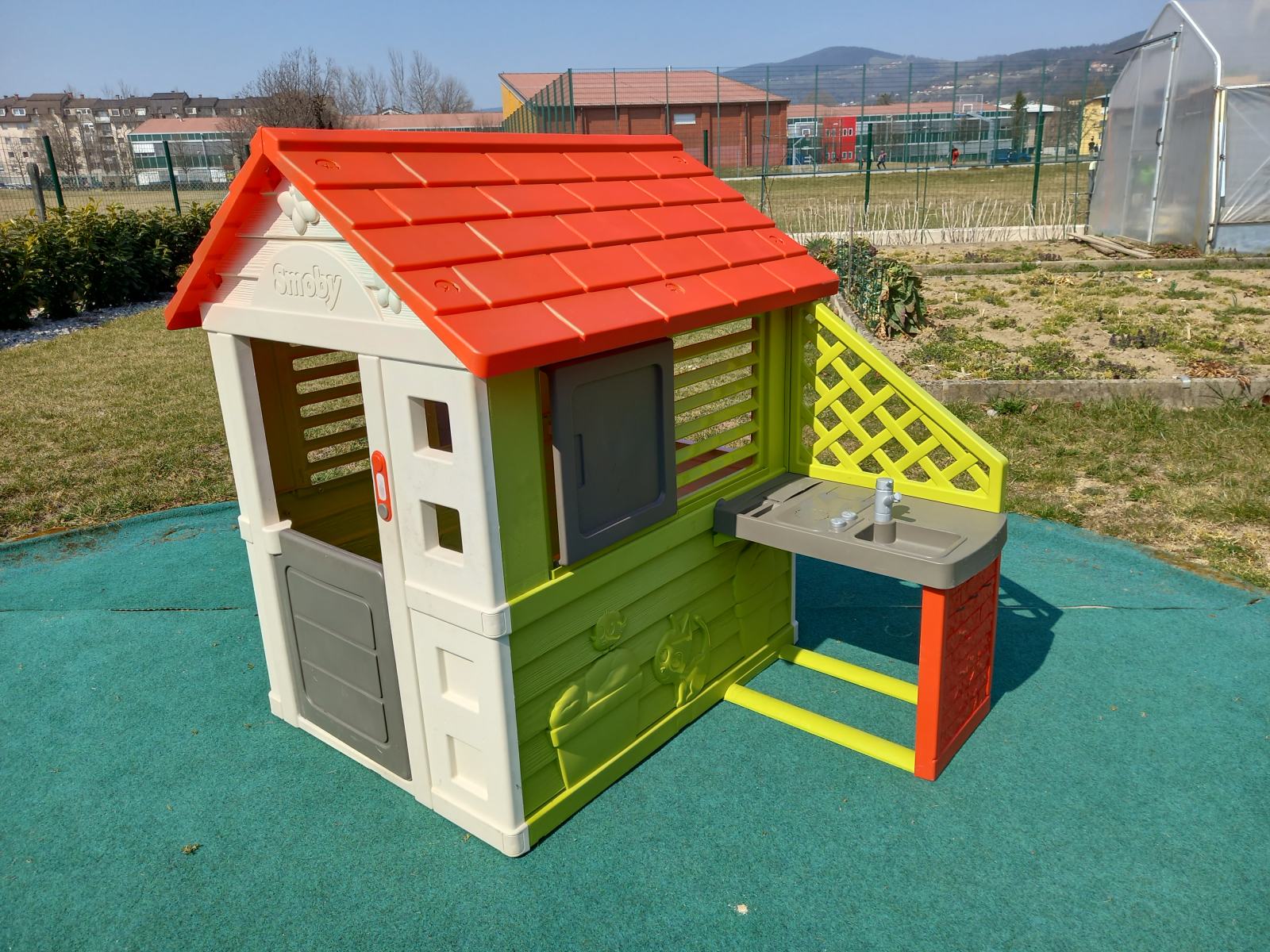 Otroška hiška Smoby s kuhinjo