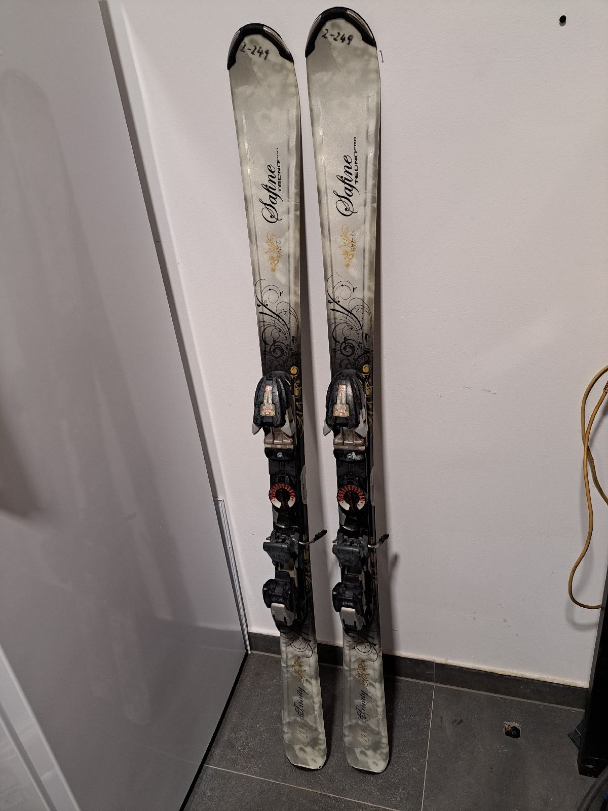 Dekliške smuči TechnoPro Safine 144cm s smučarskimi čevlji