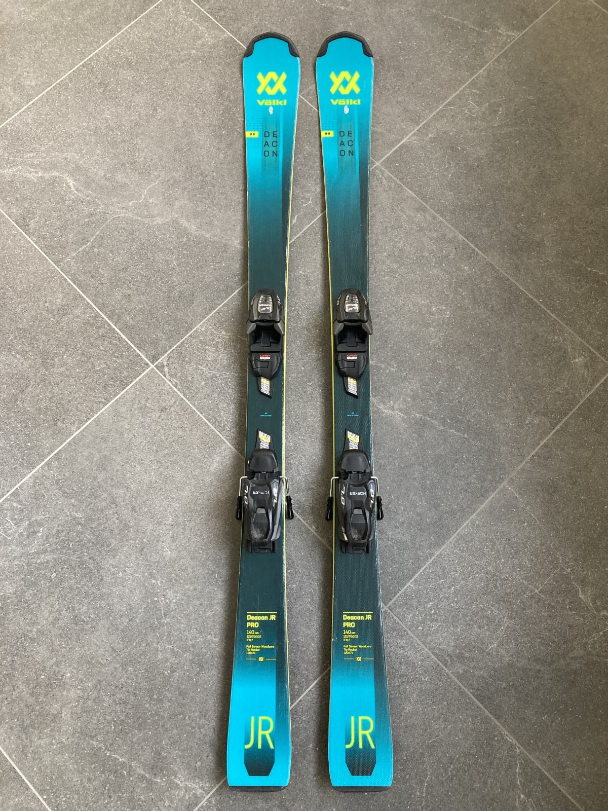 Völkl Deacon JR Pro 140 cm + palice ELAN 110 cm