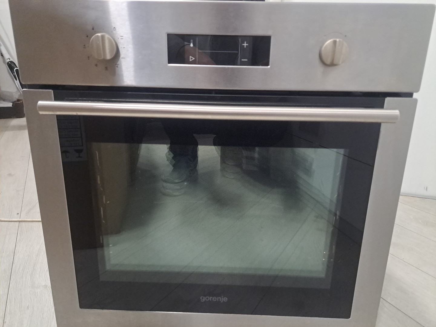 PEČICA GORENJE Z INOX KOMANDNO PLOŠČO VENTILATORJEM IN S PIROLIZO