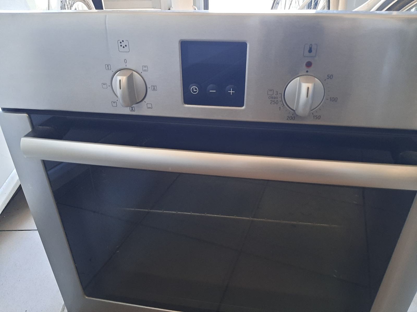 vgradna pečica BOSCH, timer, ventilacijska