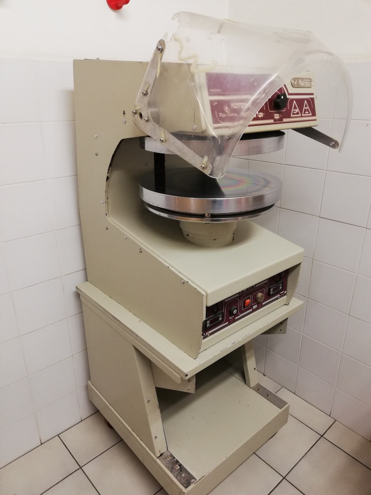 OBLIKOVALEC TESTA - PREŠA ZA PICE