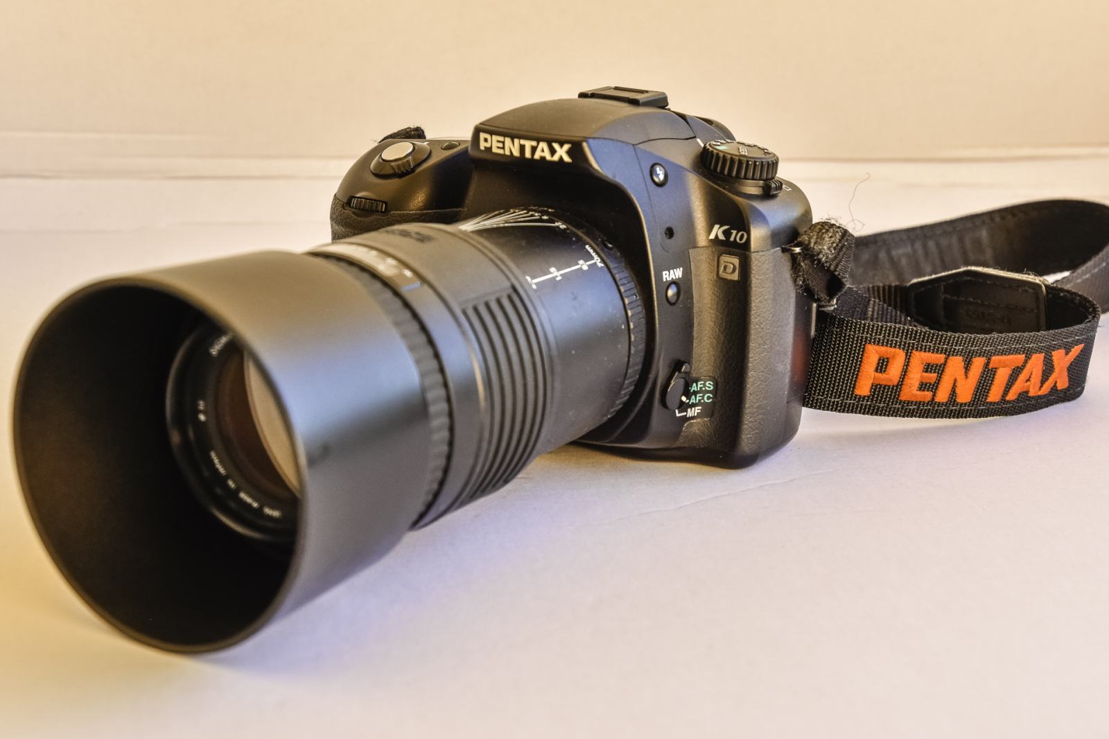 PENTAX K10 D in SIGMA 70 - 210 mm z bliskavico AF-330 FTZ