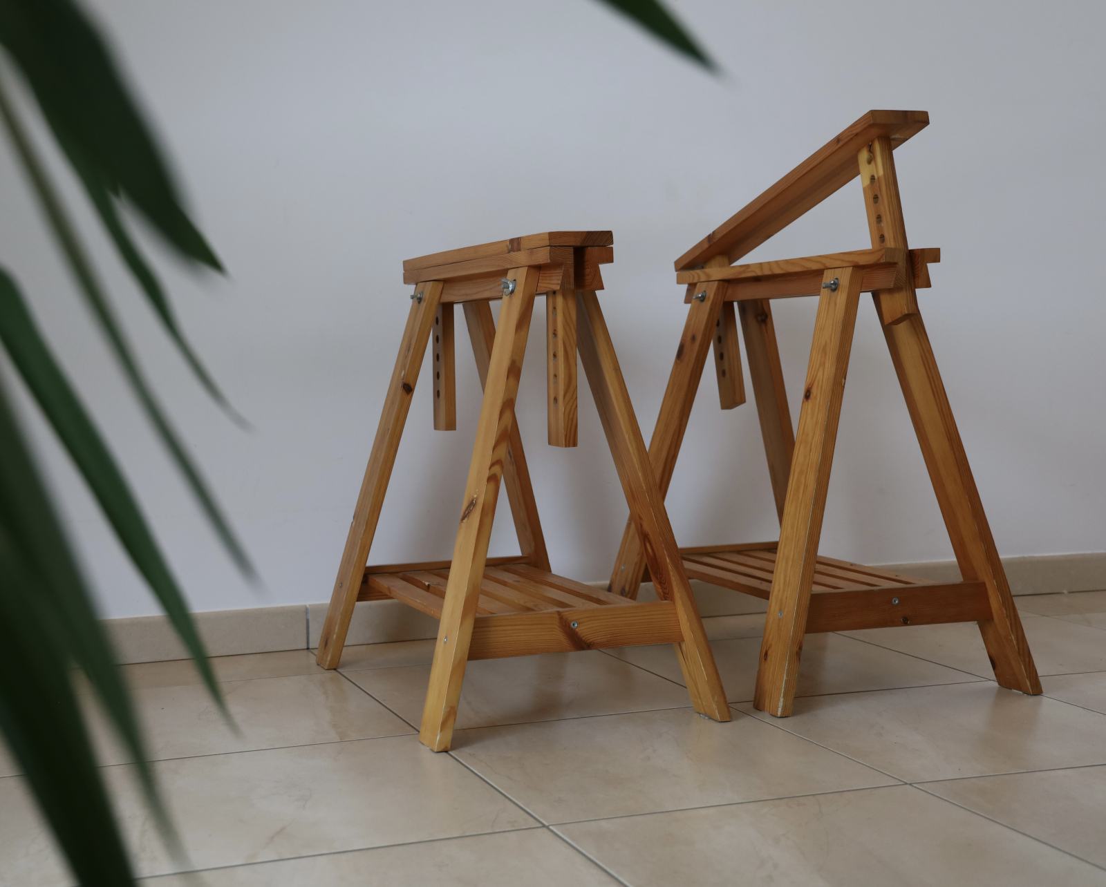 2x po višini in kotu nastavljive noge za mizo IKEA MITTBACK (MPC 80€)