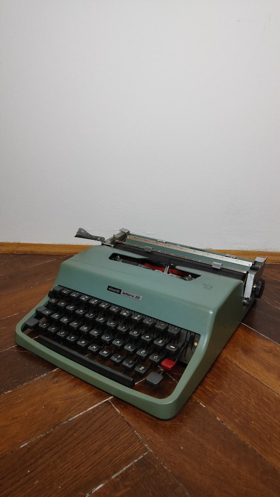 Olivetti Lettera 32 pisalni stroj