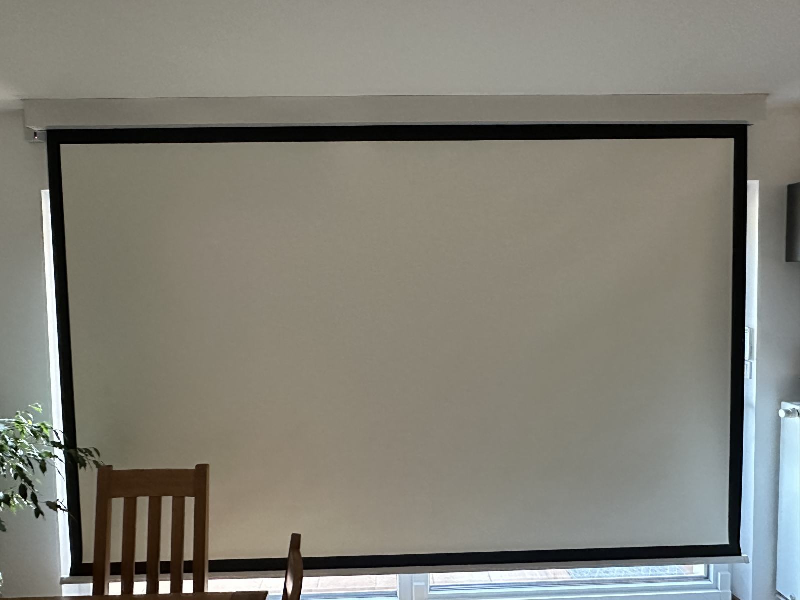 Veliko avtomatsko platno za projektor dimenzije 300 cm x 180cm