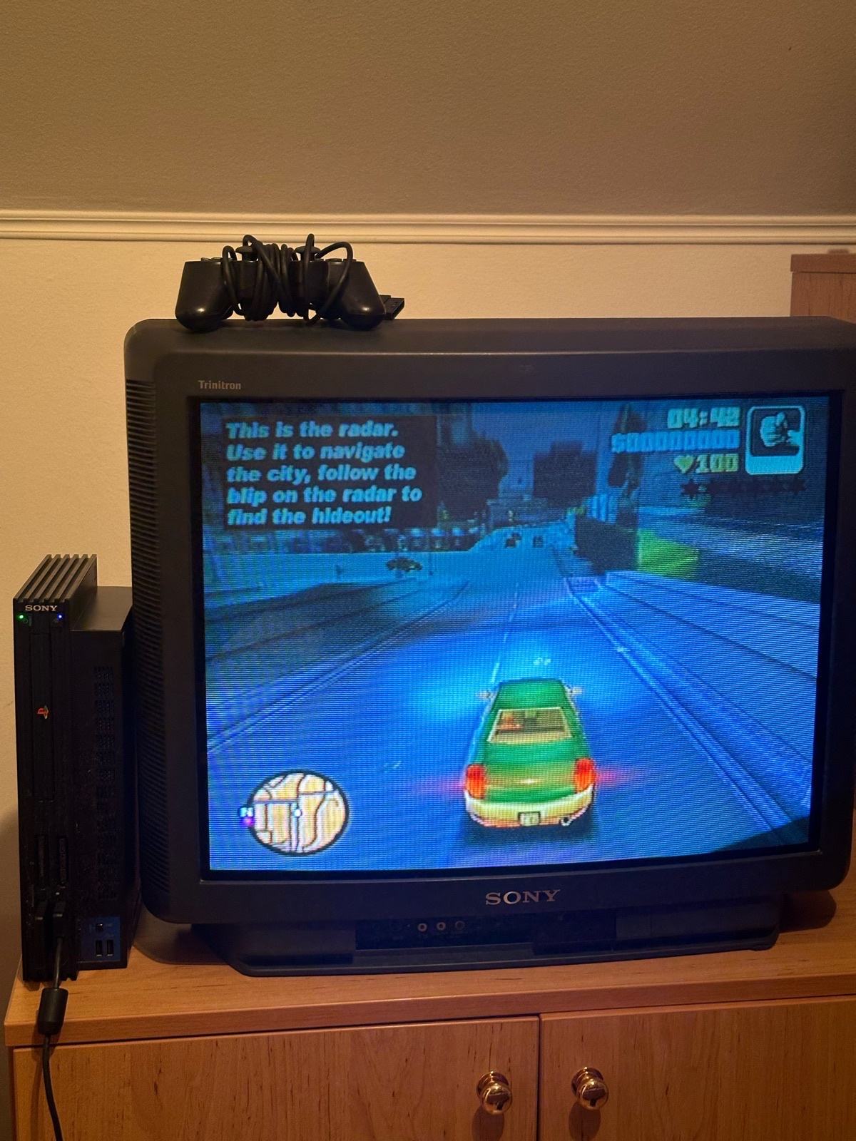 Retro gaming odklenjen Playstation 2 z CRT Sony Trinitron TV in igrami