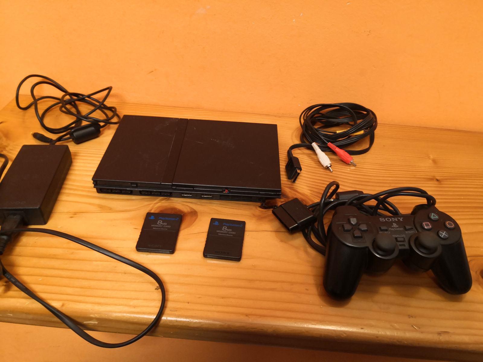 Sony Ps2 slim konzola + 2 X memory card,1 ročka, vsi kabli