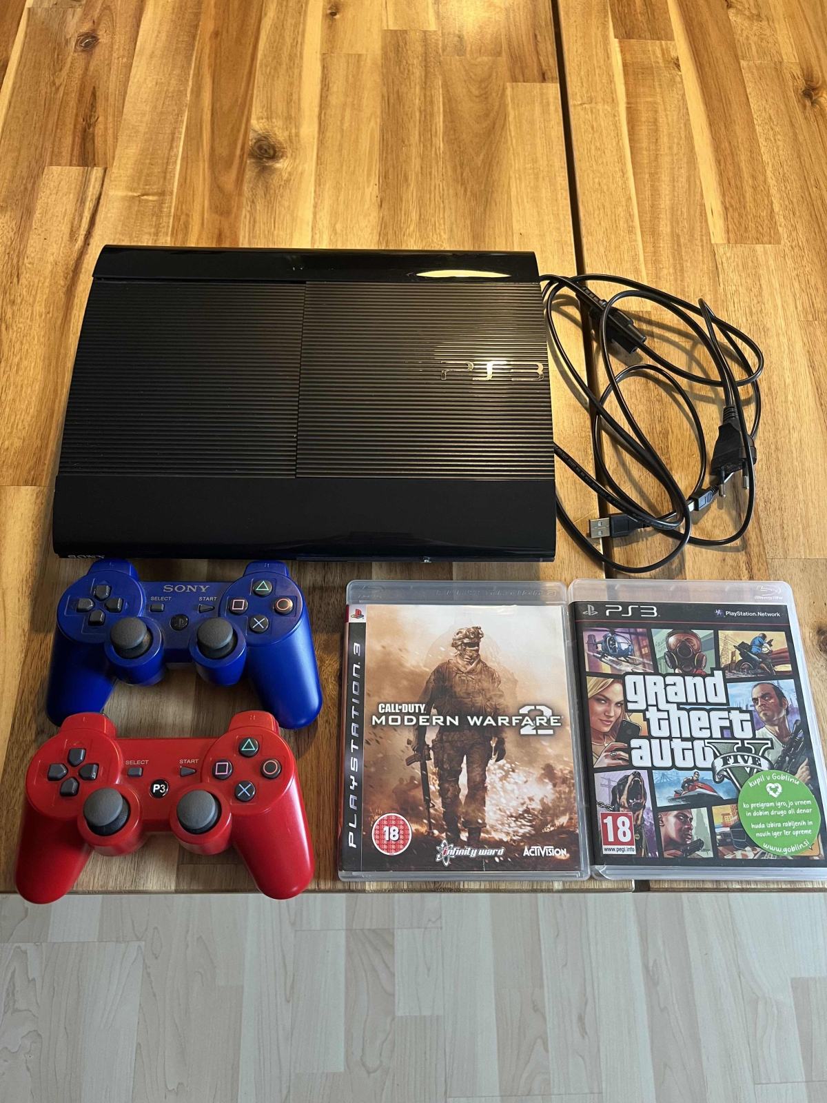 PlayStation 3 Super Slim konzola + 2 igri