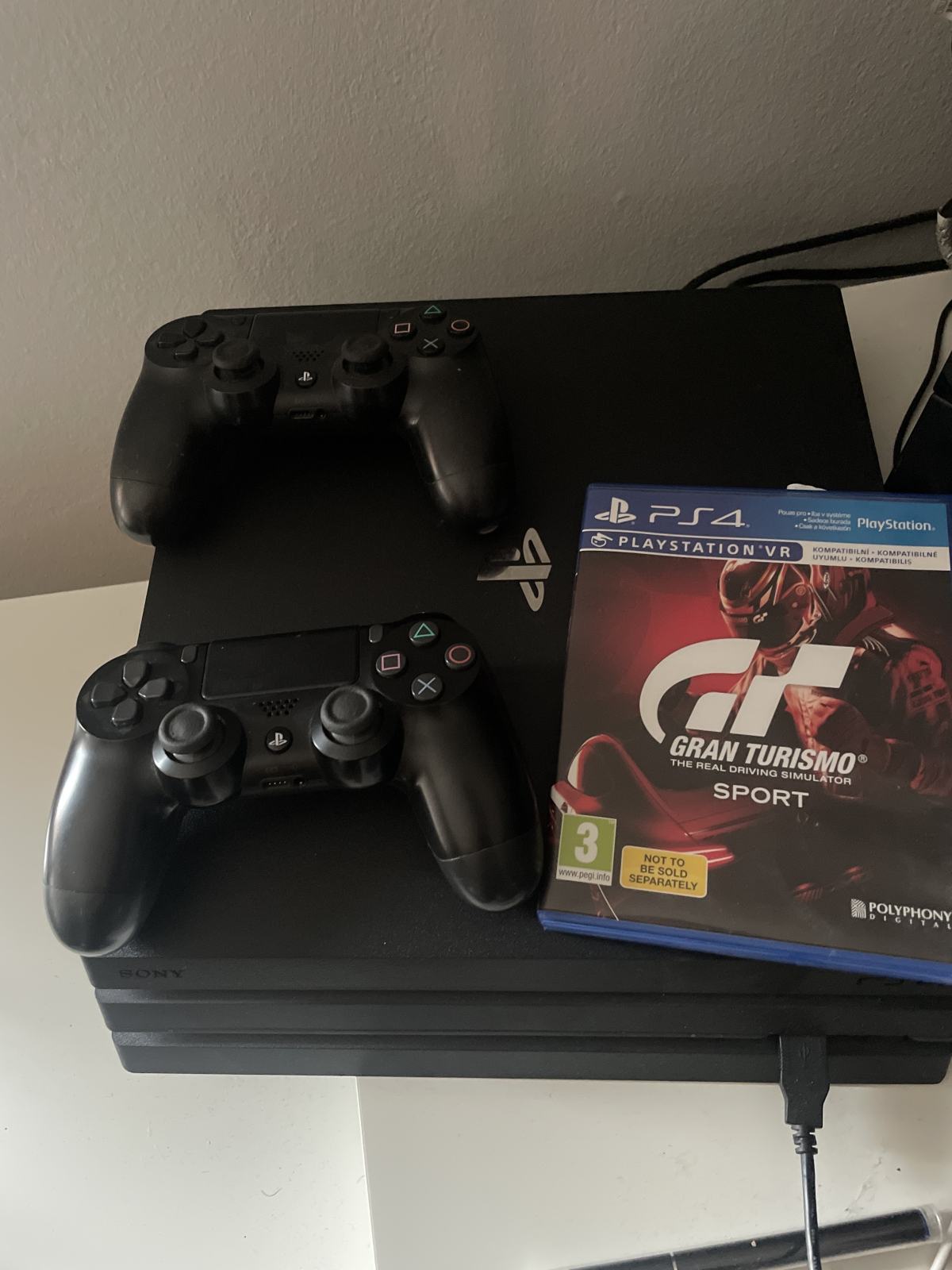 Playstation 4 pro 1TB + Gran Turismo + 2x dualshock controller