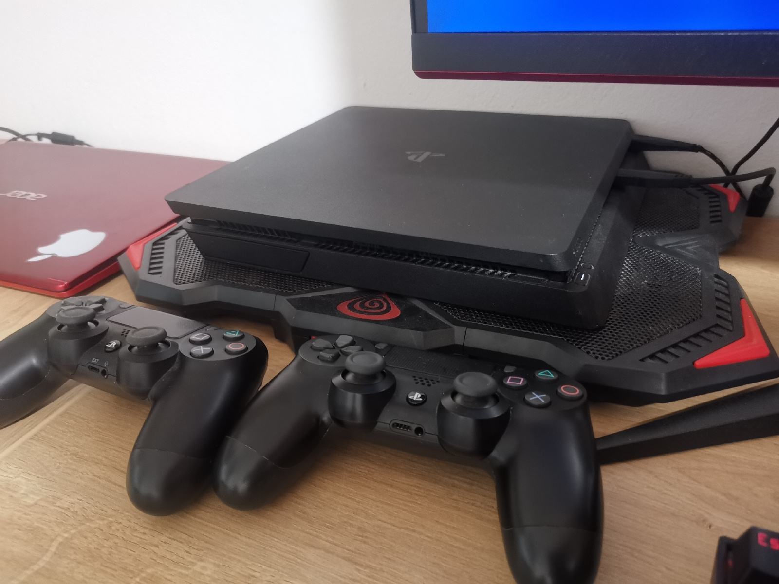 playstation 4 slim 1 terabyte + 5 iger + 2 kontrolerja