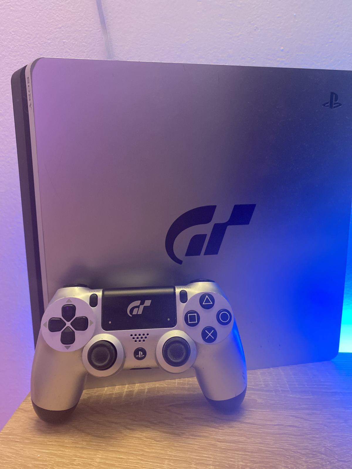 Prodam PS4 slime s kontrolerjem in 9 igrami