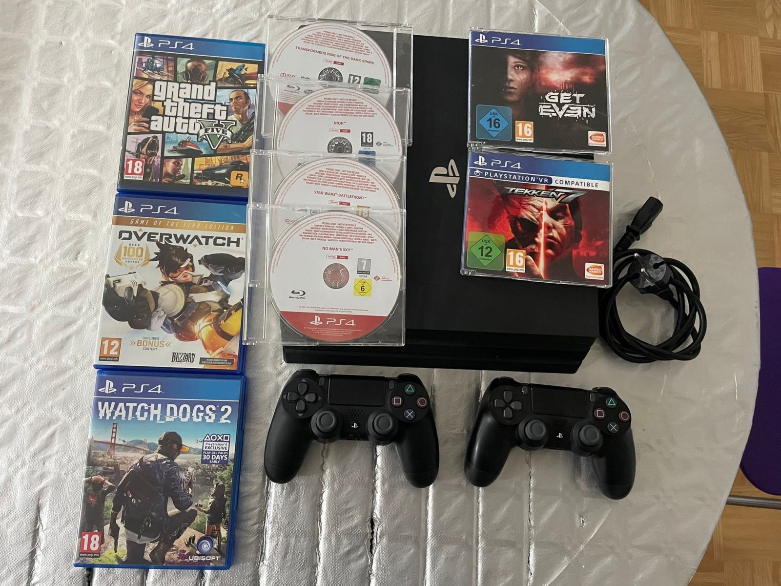 PS4 PRO 1TB + 2X CONTROLLER + 9 IGER