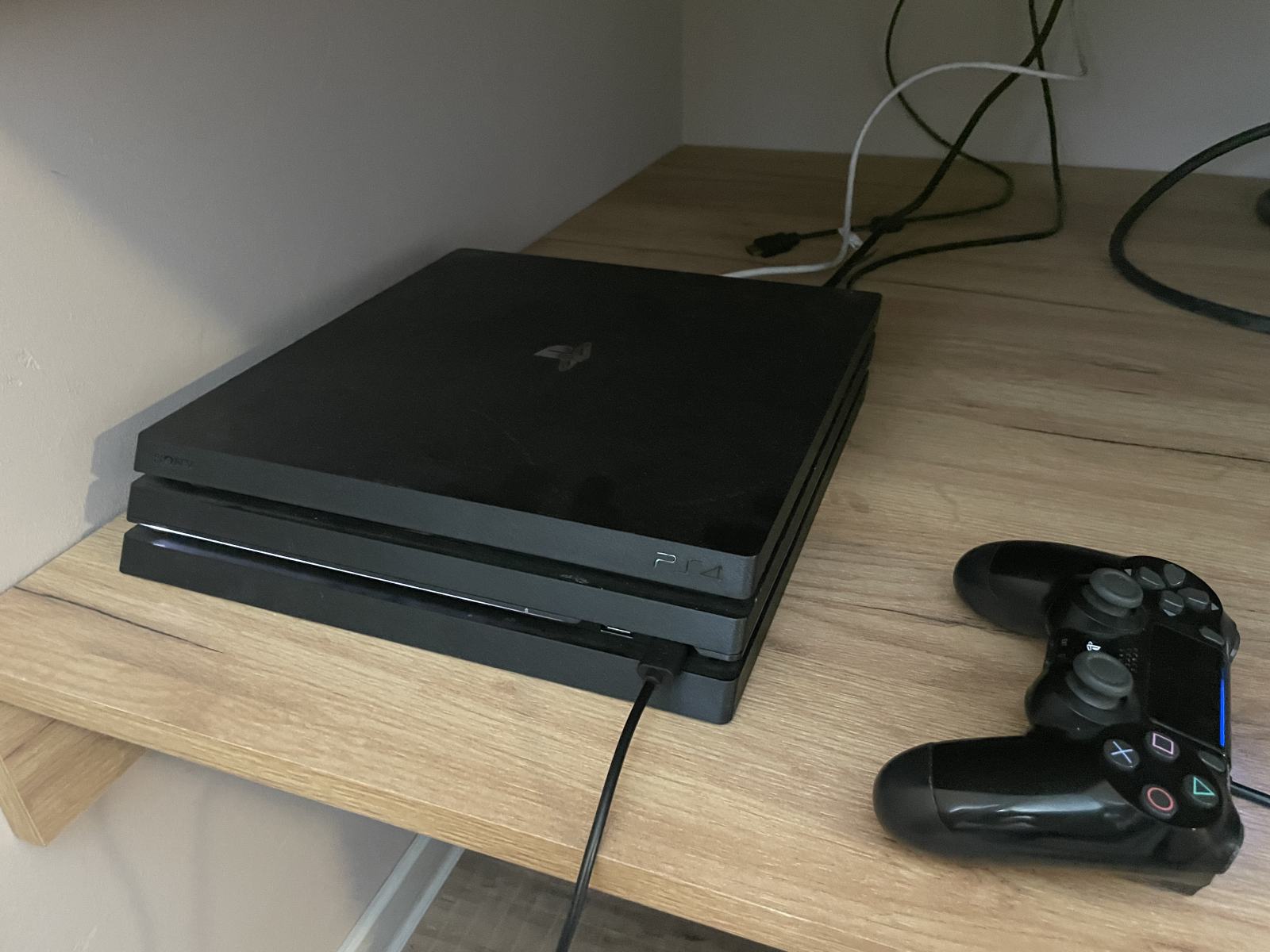 PS4 PRO 1TB + 5 iger