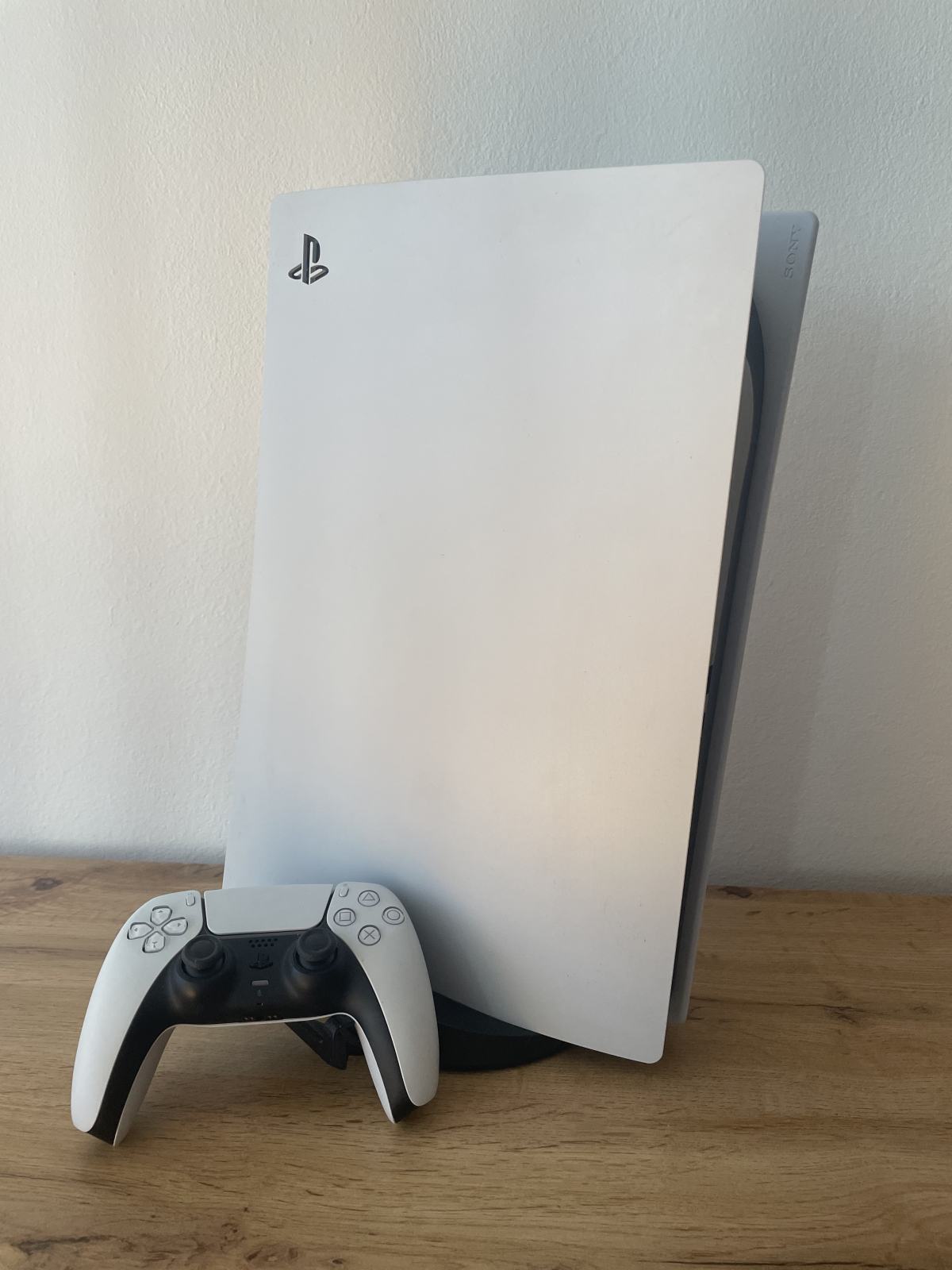 Odlično Ohranjen PS5 s 5 Igrami