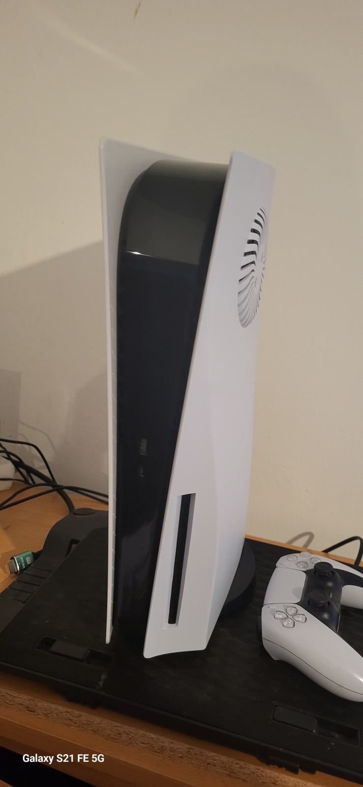 PRODAJAM PS5 disk verzijo s pripadajočo opremo + 6 iger