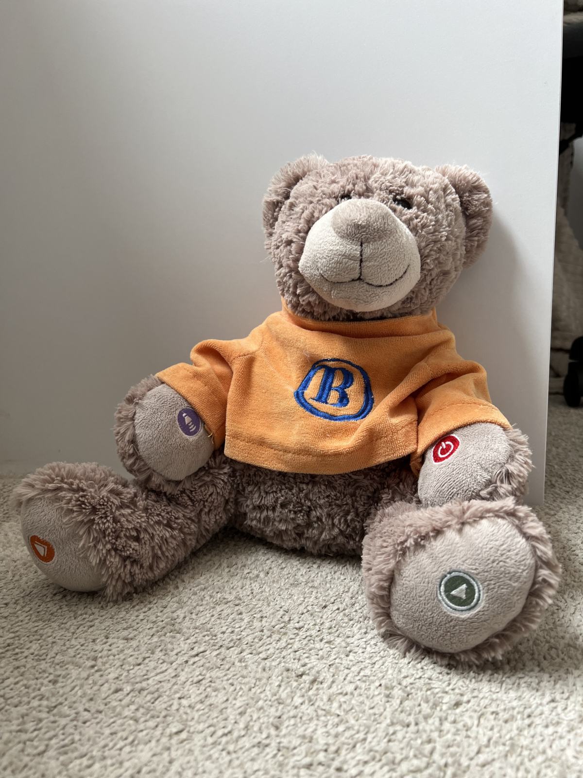 Interaktivni plišasti medvedek pravljičar Benny the bear