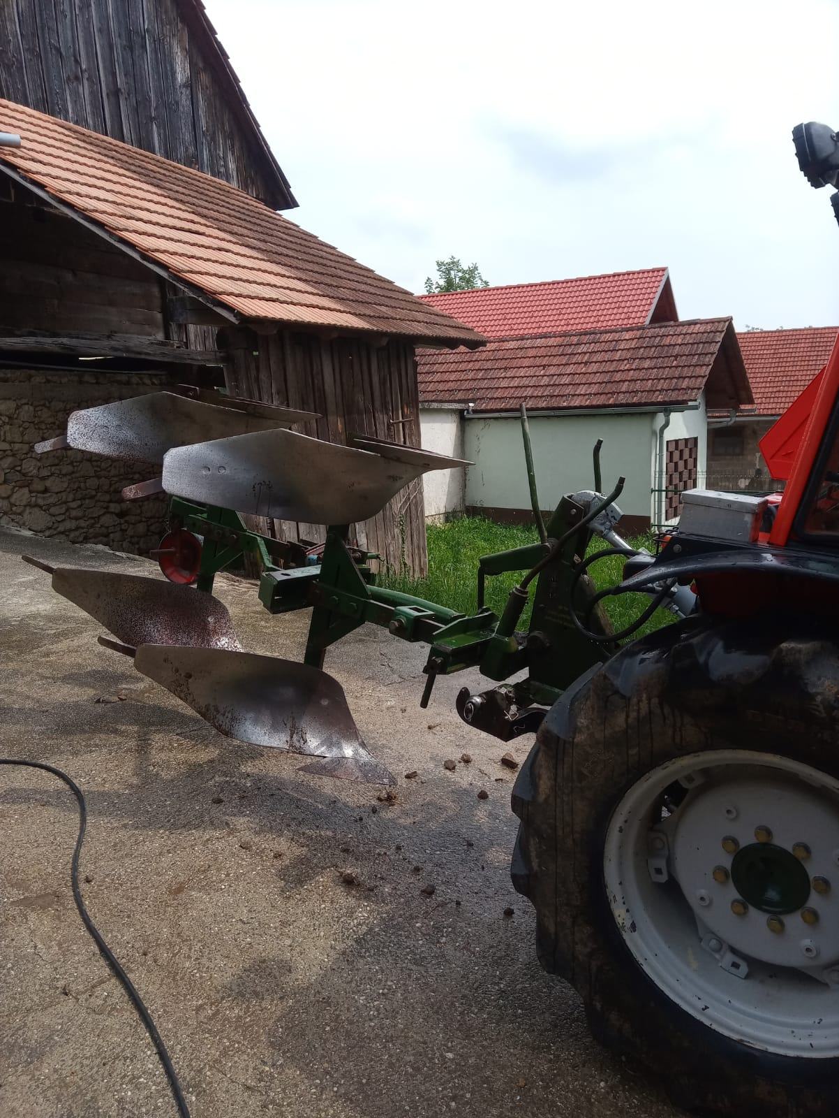 Dvobrazdni mehansko obračalni plug
