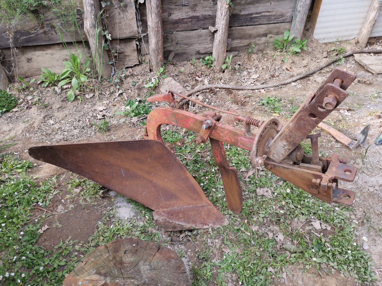 Enobrazni plug za manjši traktor