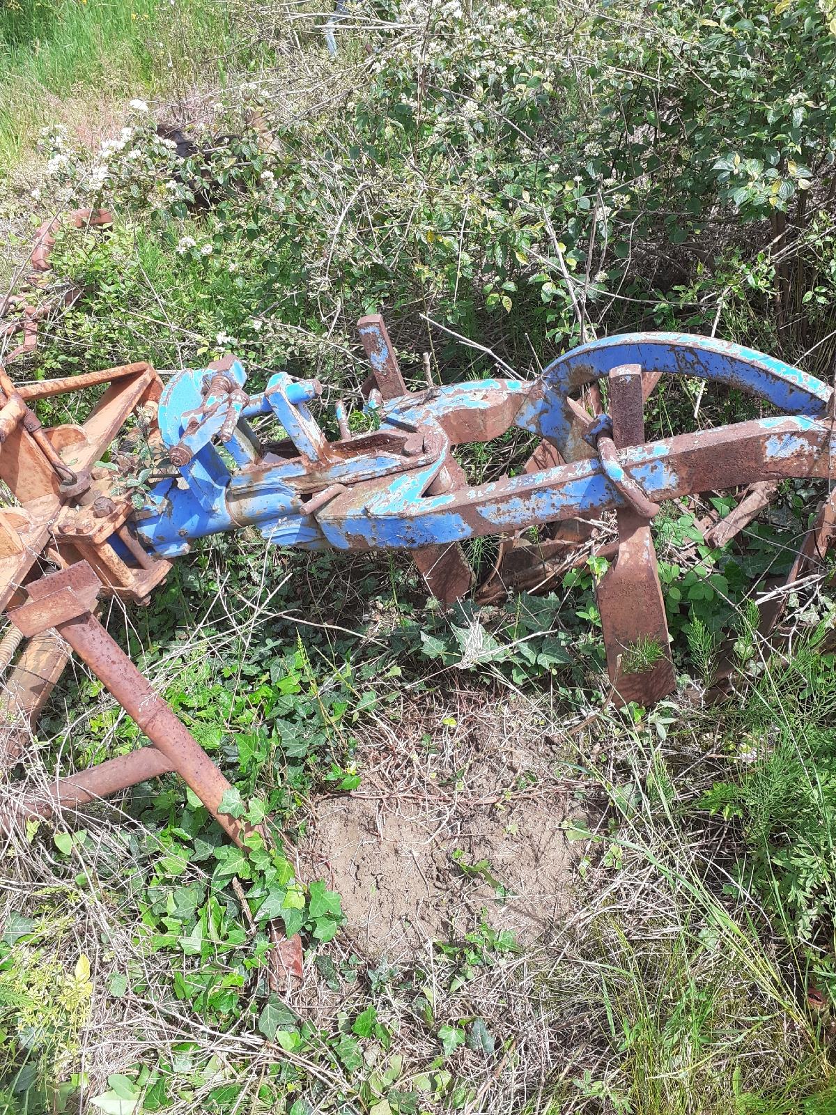 PRODAJA Trobrazdni plug UGODNO