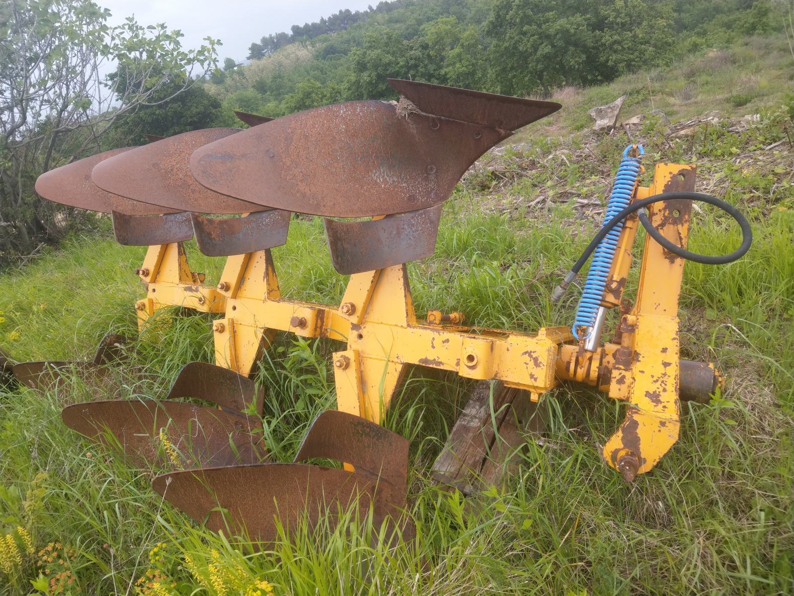 Trobrazdni obračalni plug