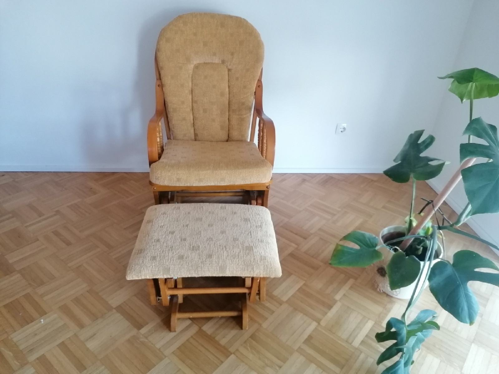 Počivalnik, gugalni stol, stol za dojenje, gugalnik