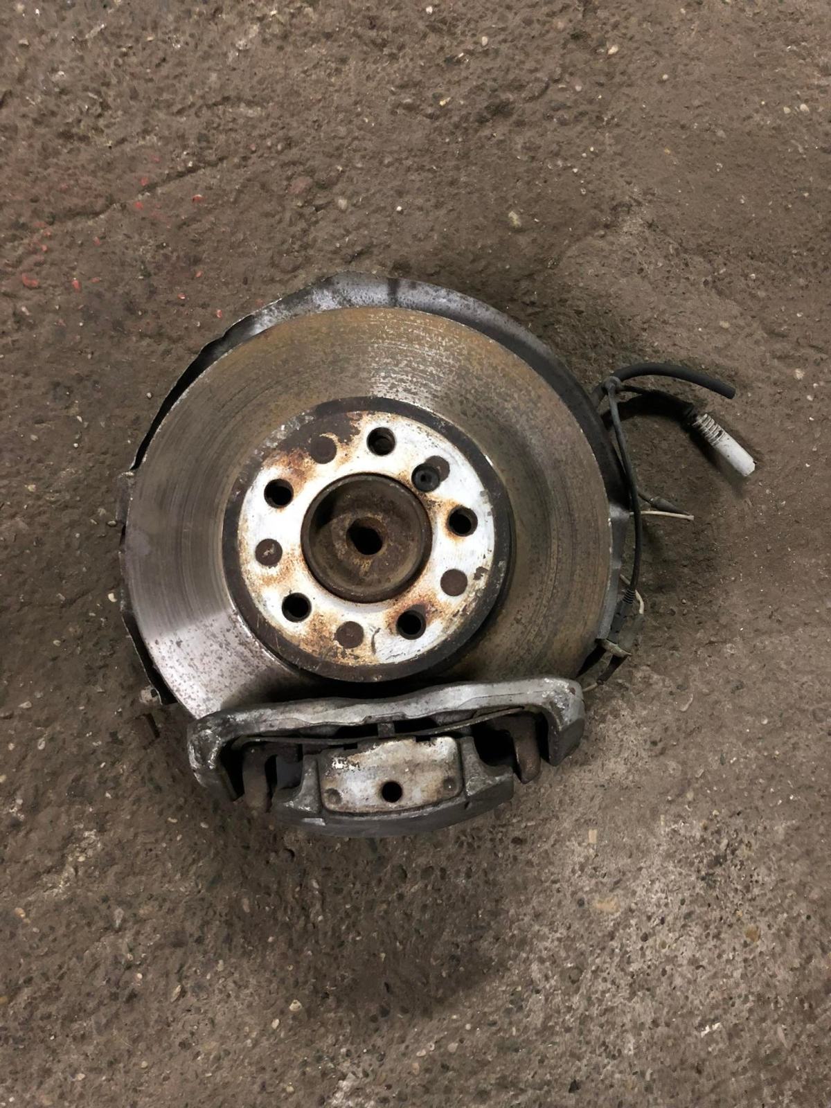 serija 7 e65 e66 axšentel-obesa spredaj levo disk celinder levi bmw