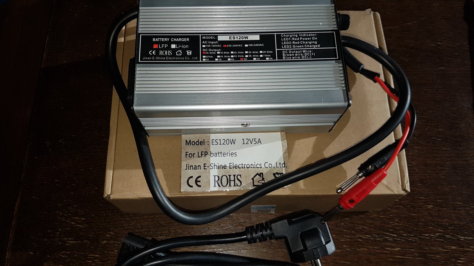 Polnilec litijevih akumulatorjev