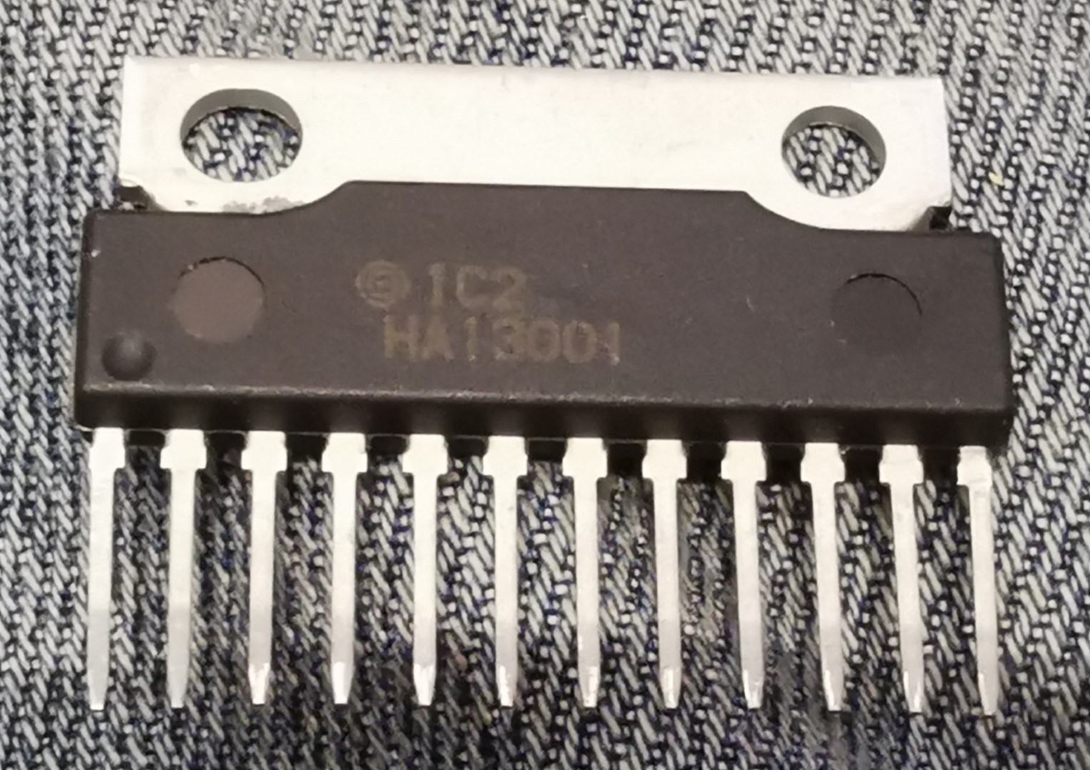 Nerabljen HITACHI HA13001 12pin IC - audio ojačevalnik
