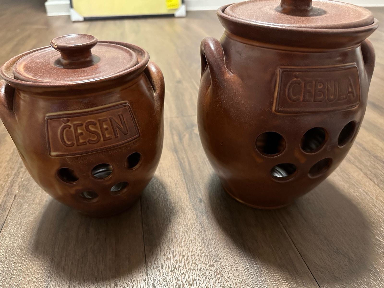Komplet keramicnih posod za cebulo in cesen