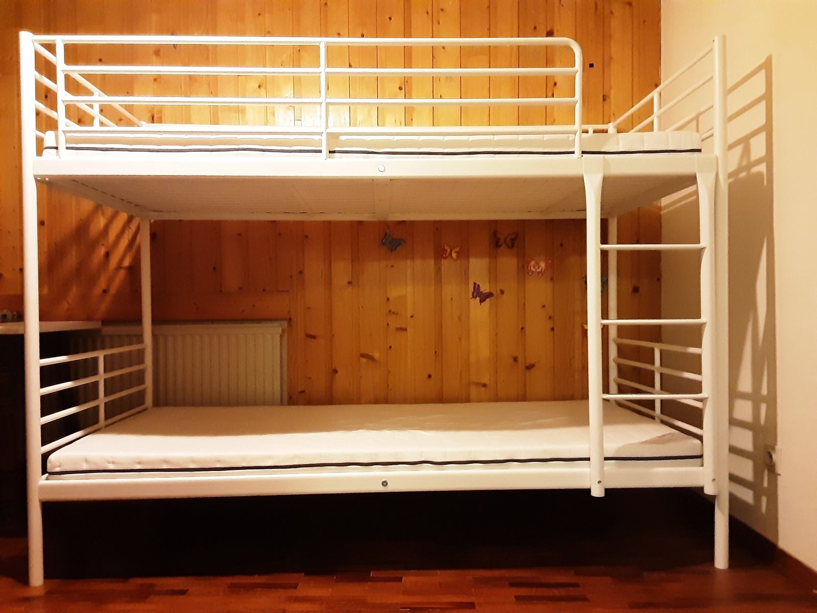 Kovinska nadstropja postelja