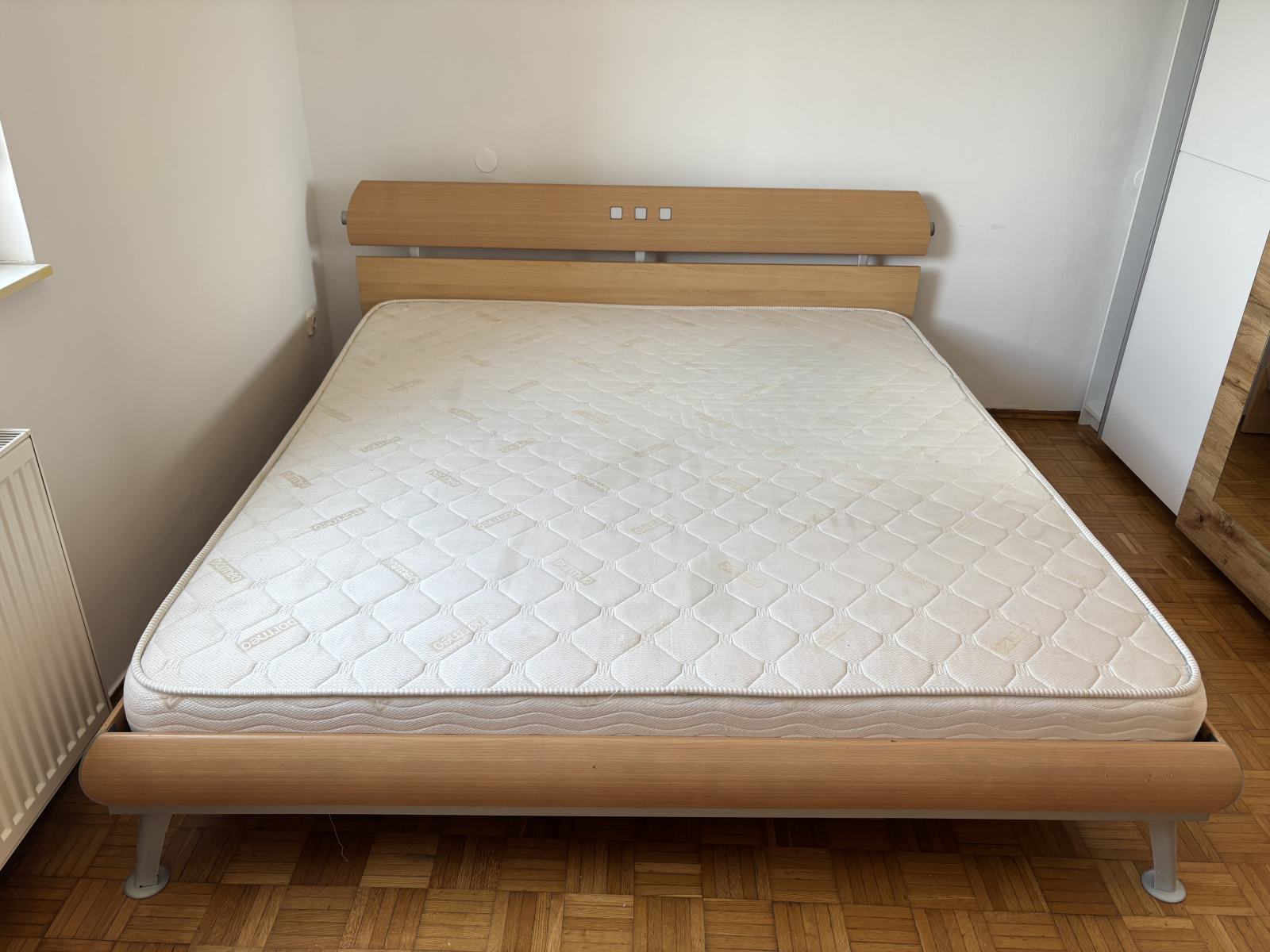 Lesena postelja 180x200 z vrhunskim Dormeo jogijem