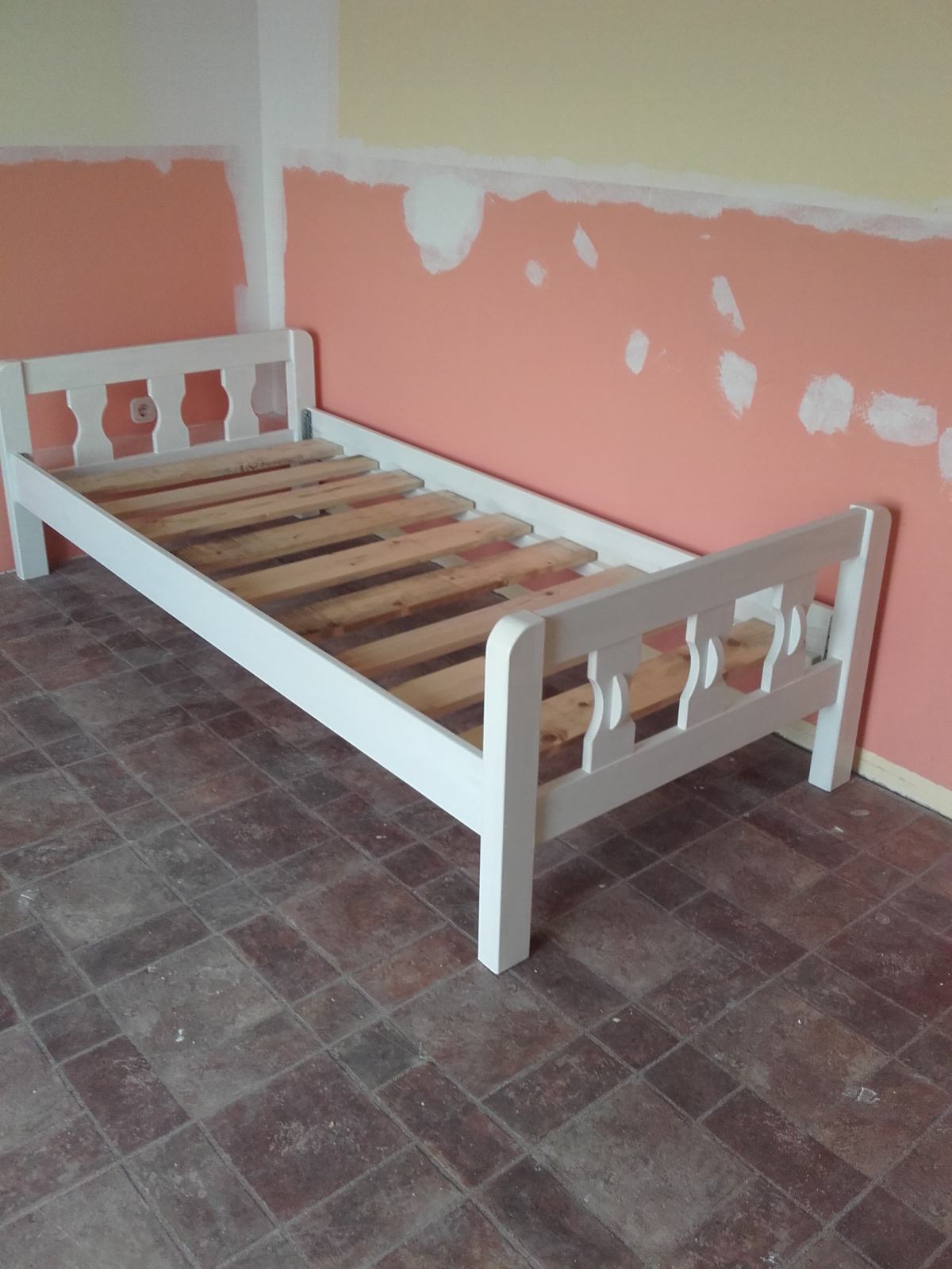 lesena postelja 200x90 bela