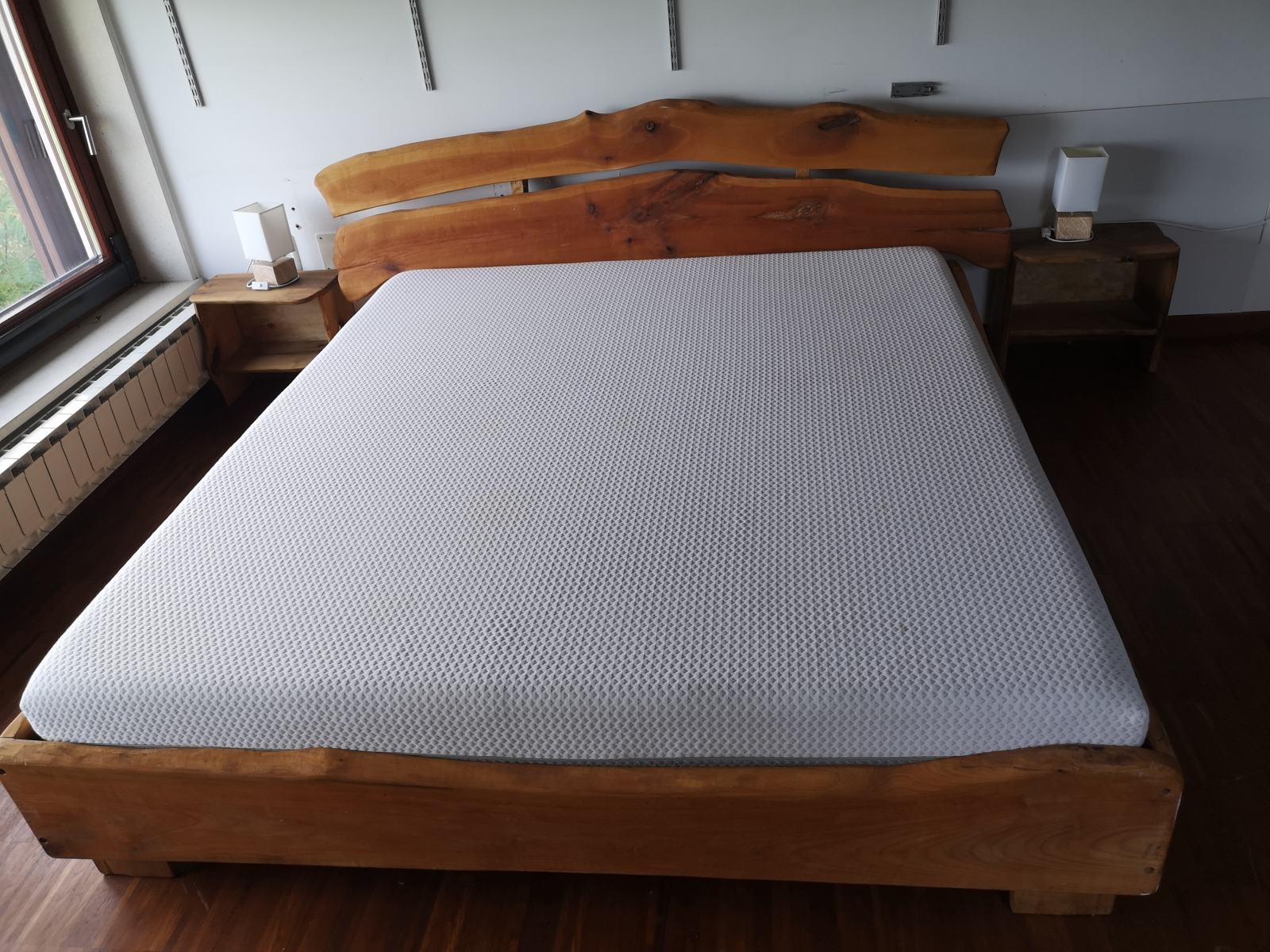 Postelja 195x180 z jogijem masiven les