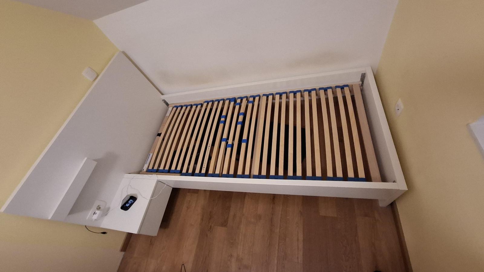 Postelja 200x90 cm, vključuje letveno dno