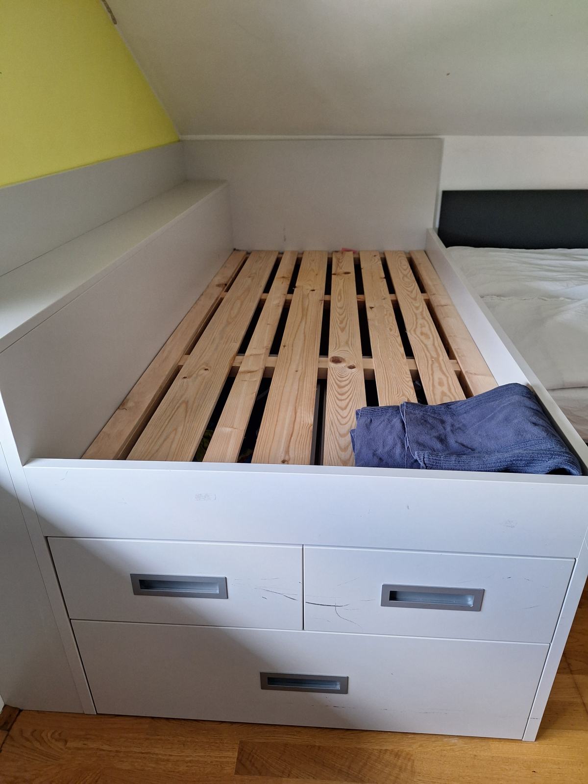 postelja 90*200 s tremi predali