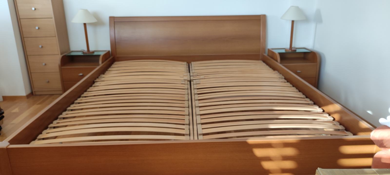 Postelja Alples Harmonija, nočni omarici, letvena dna