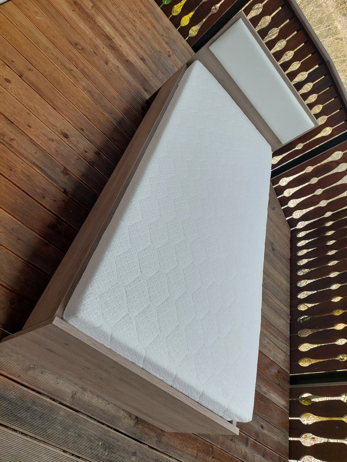 Postelja enojna 200x90 cm