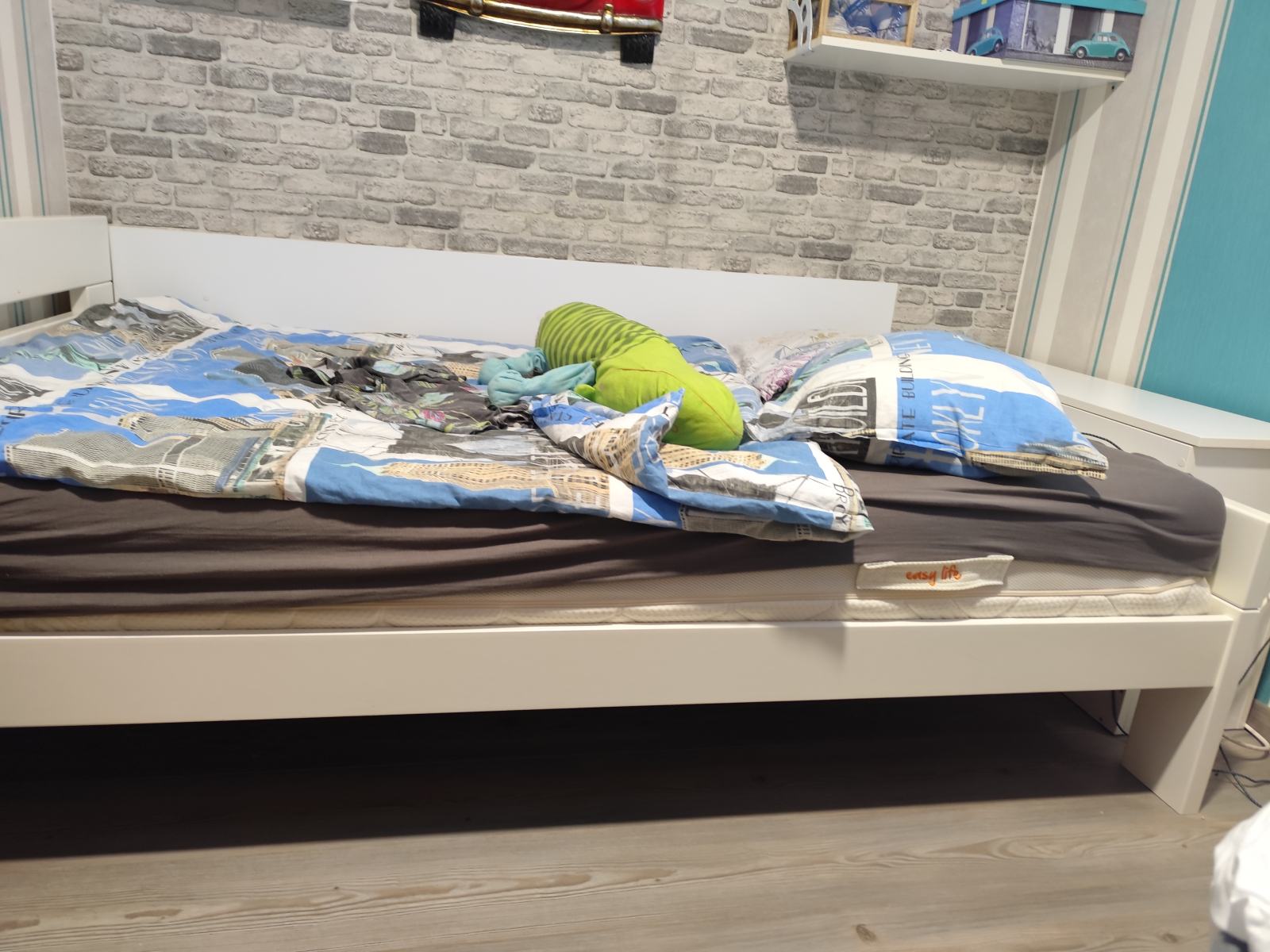 Postelja les bela 120x200 + letveno dno+vzmetnica +zaboj z dviž,vrata