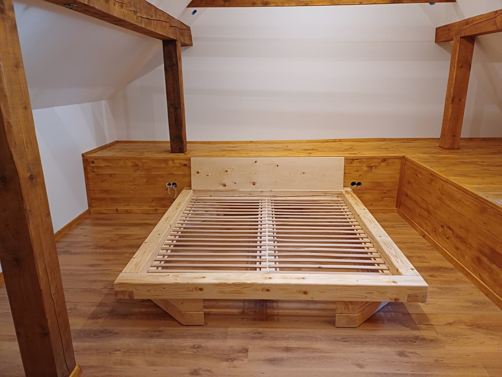 Postelja - masiven les