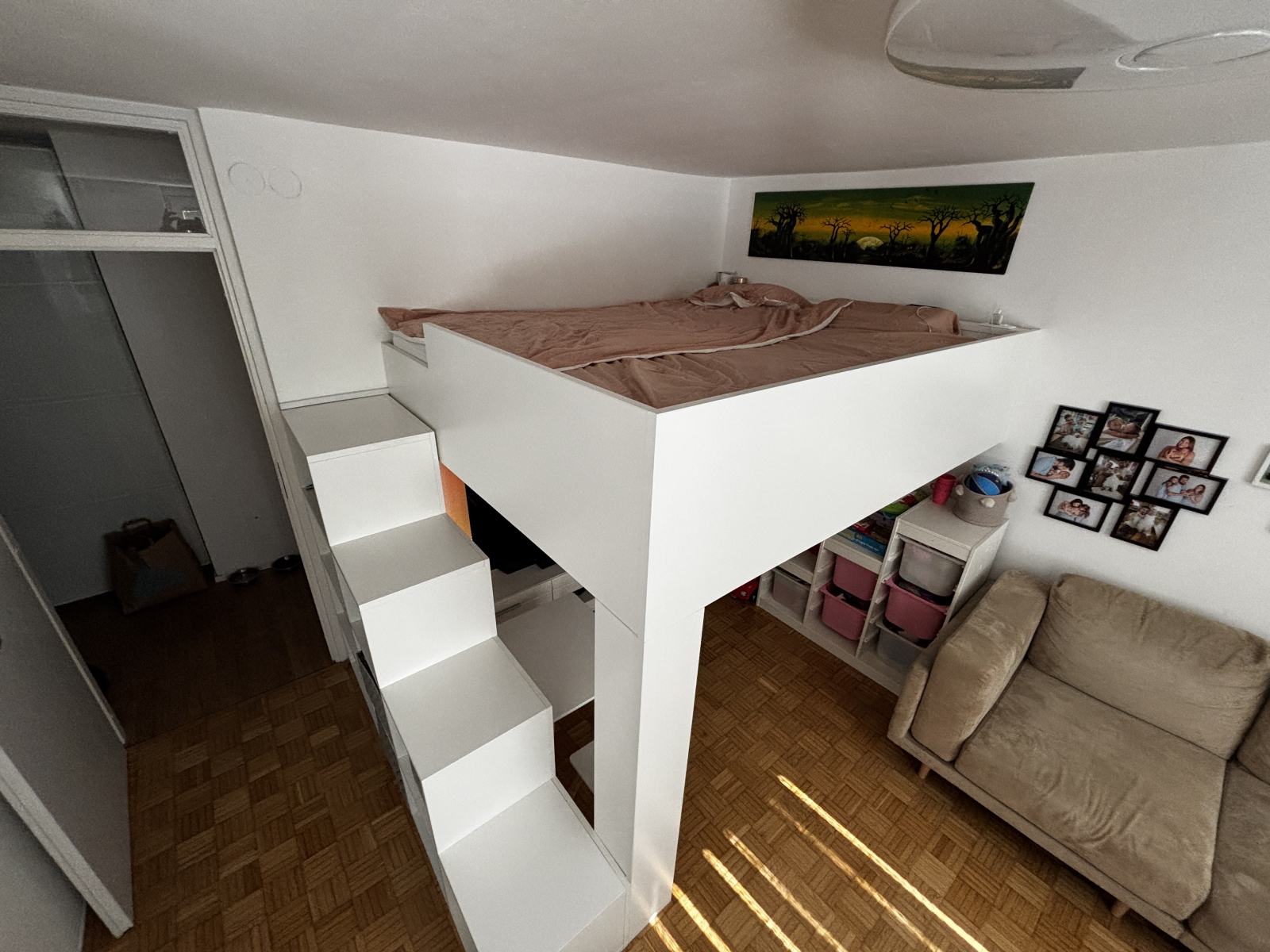 Postelja pod stropom